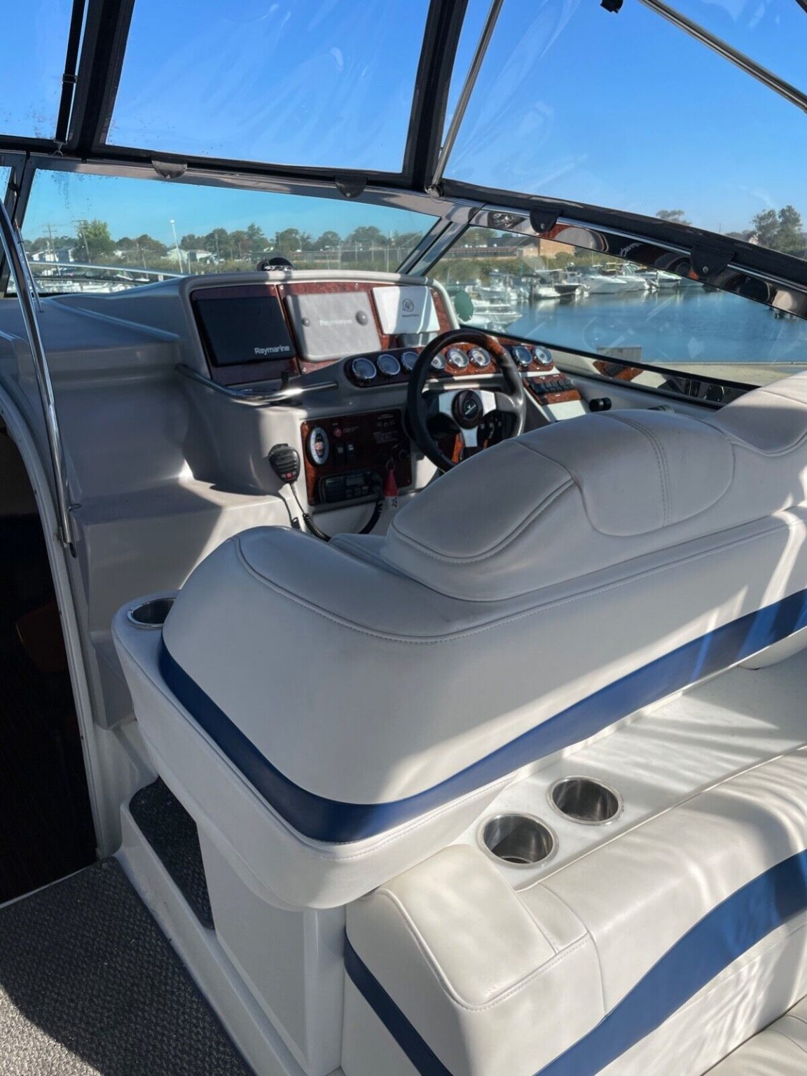 2005 Formula 34′ PC with 496 MAG Mercruiser with Blue/White Hull for sale