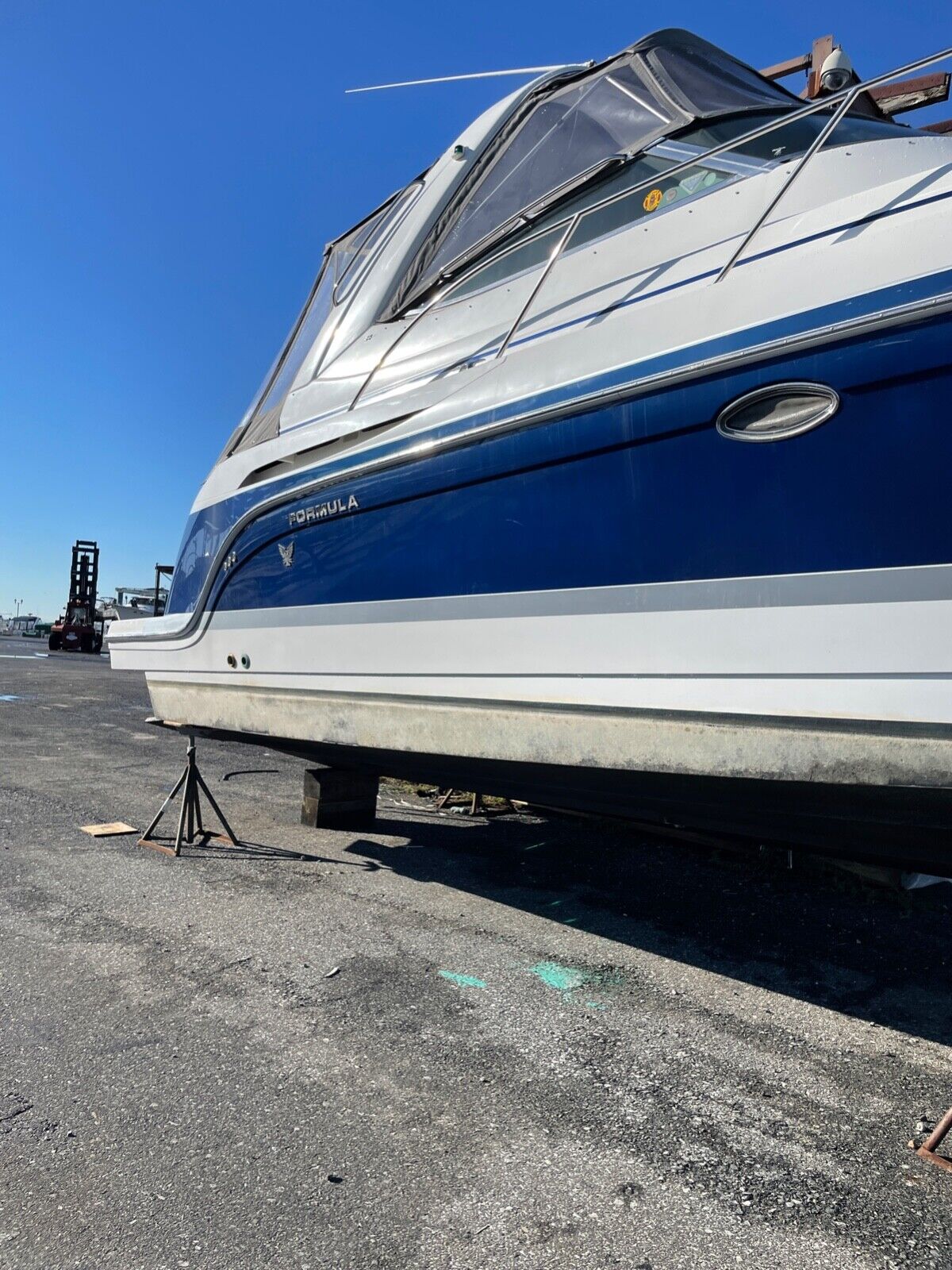 2005 Formula 34′ PC with 496 MAG Mercruiser with Blue/White Hull for sale