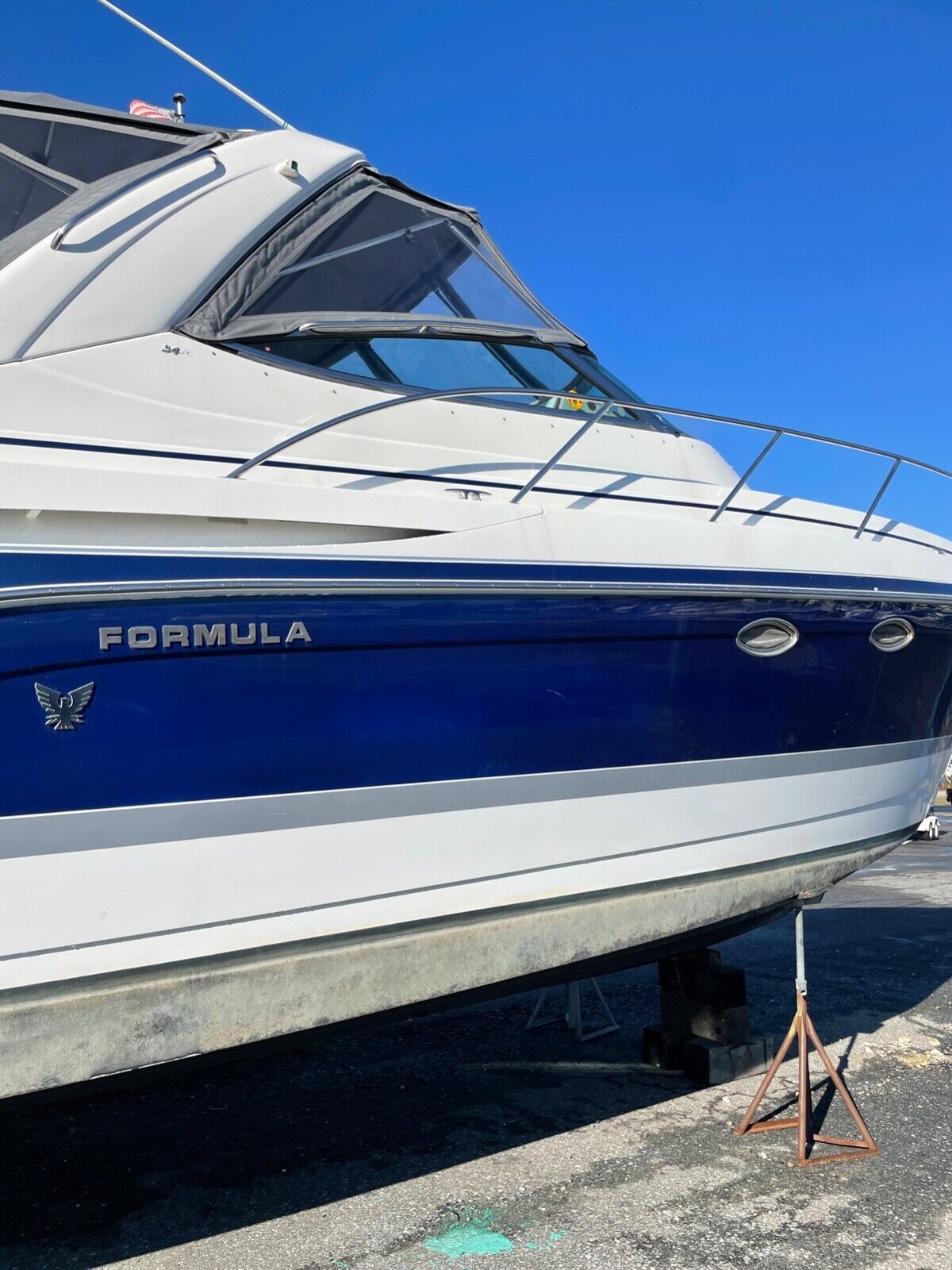 2005 Formula 34′ PC with 496 MAG Mercruiser with Blue/White Hull for sale