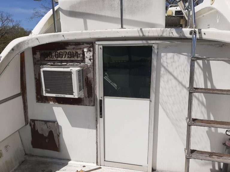 1977 Silverton 32′ Boat Located in Long Island, NY – No Trailer for sale